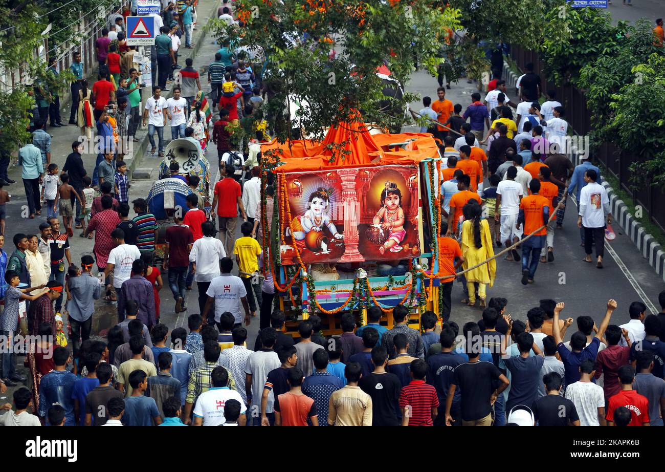 Un couple pose comme Sri Krishna et Radha sur un paon comme flotteur dans une procession ...