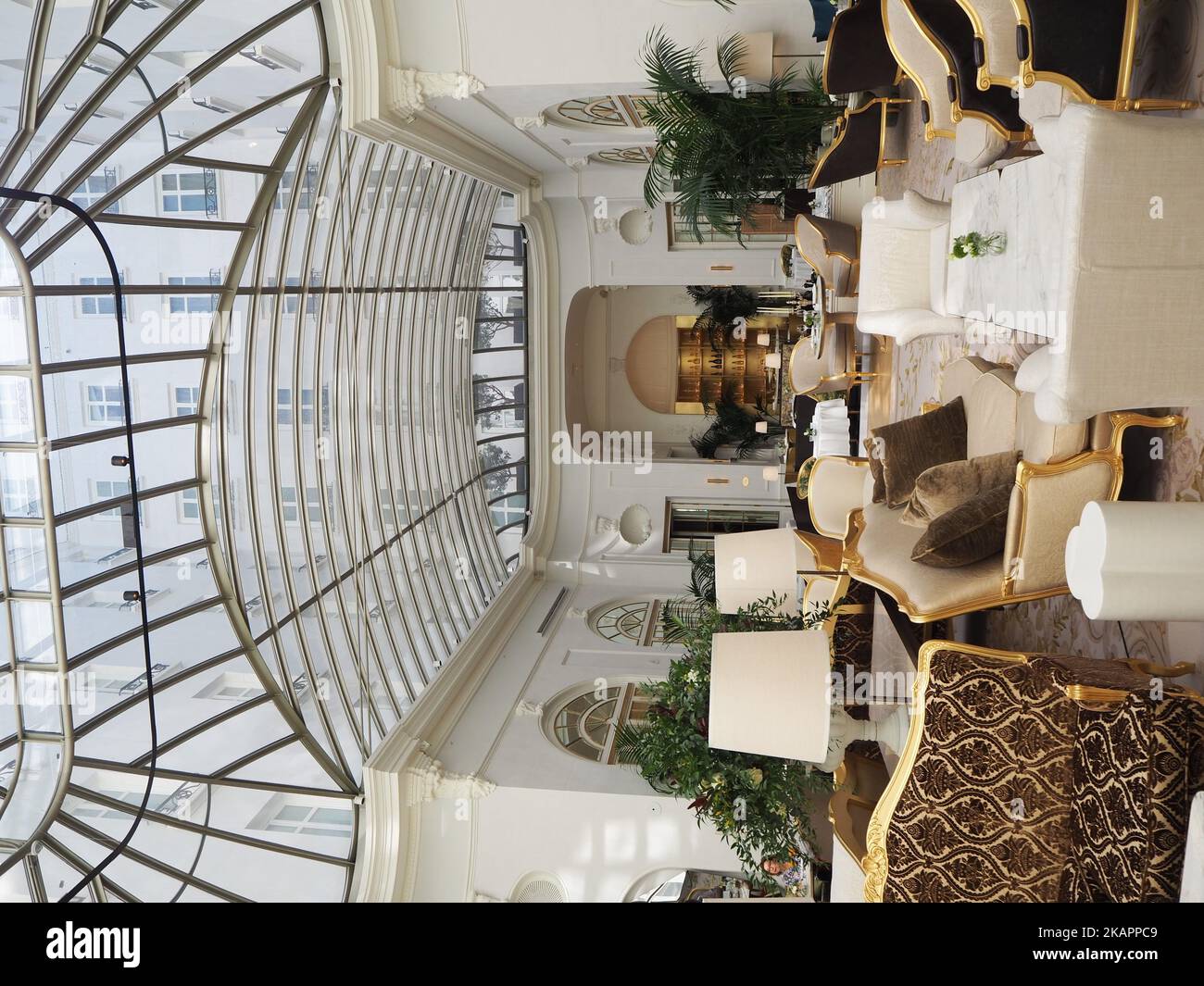 Une verrière recouvre le restaurant Palm court, derrière le hall du ...