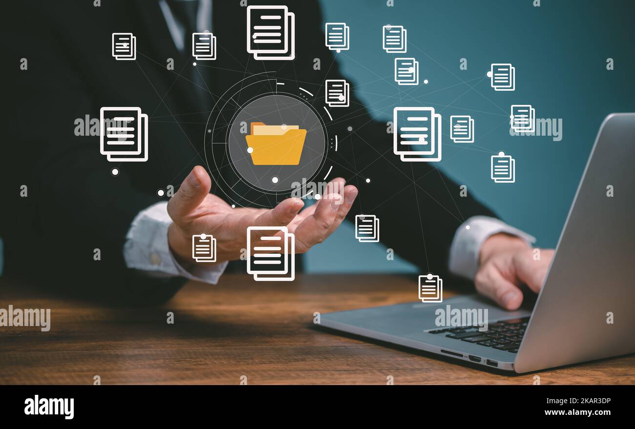 Concept de système de gestion de documents, homme d'affaires utilisant le dossier de stockage en ...