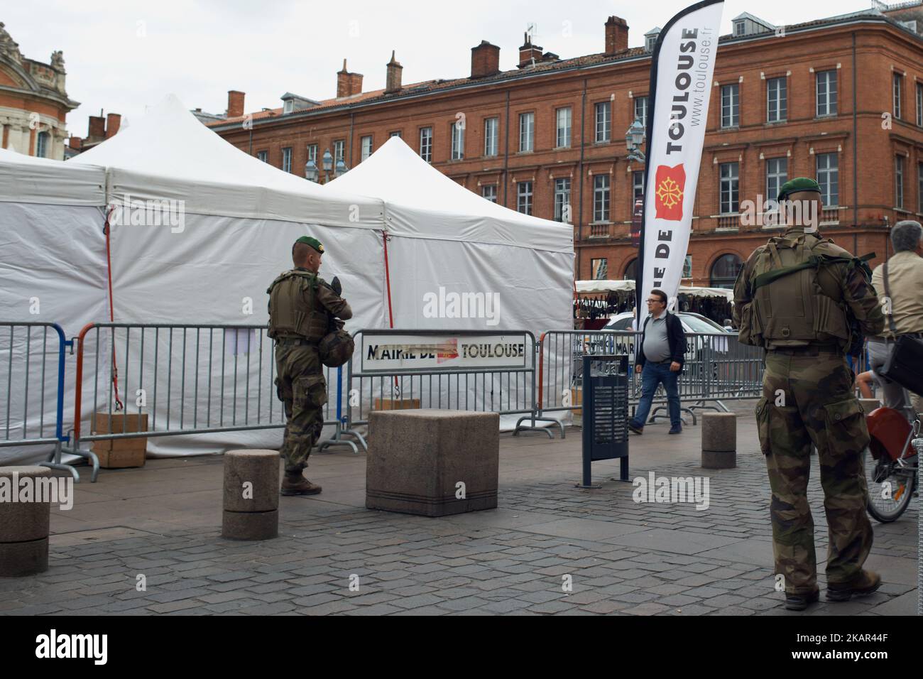 Une patrouille militaire sur la place du Capitole, la place principale ...
