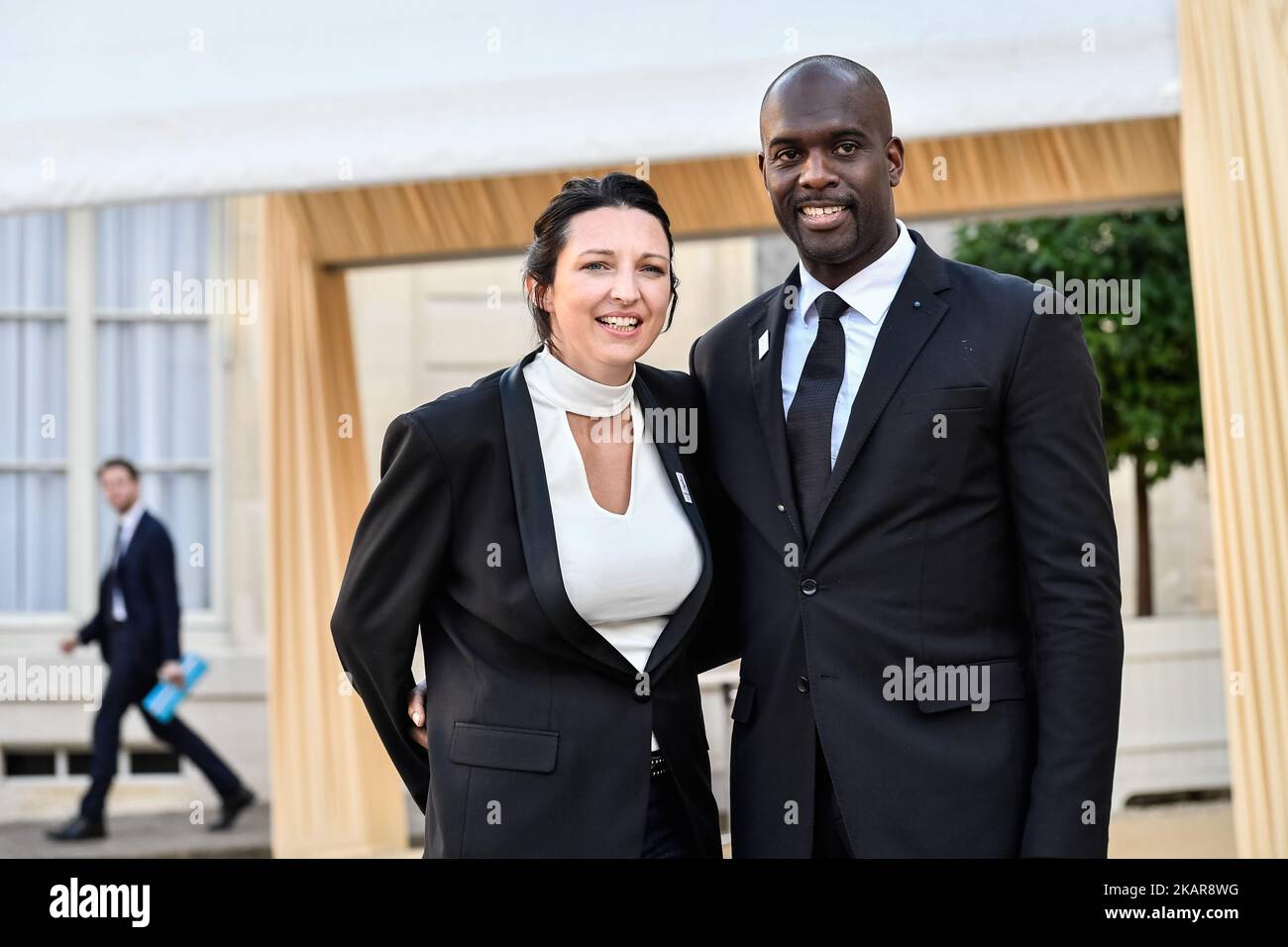 Mme et M. Pascal Gentil arrivent pour célébrer Paris comme l'hôte des ...