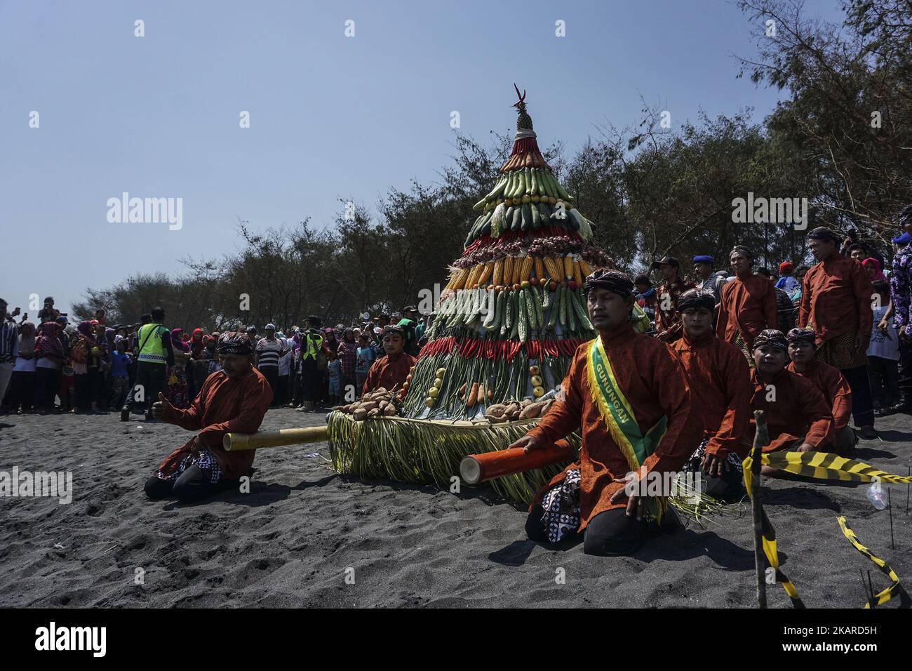 Les Javanais suivent la cérémonie rituelle du labuhan 1st Suro ...