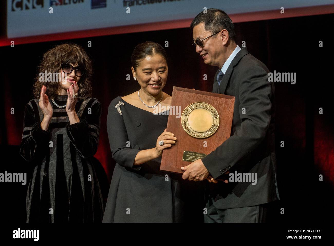 Isabelle Adjani (L) et le directeur chinois Wong Kar-Wai et son épouse Ye-cheng réagissent après ...