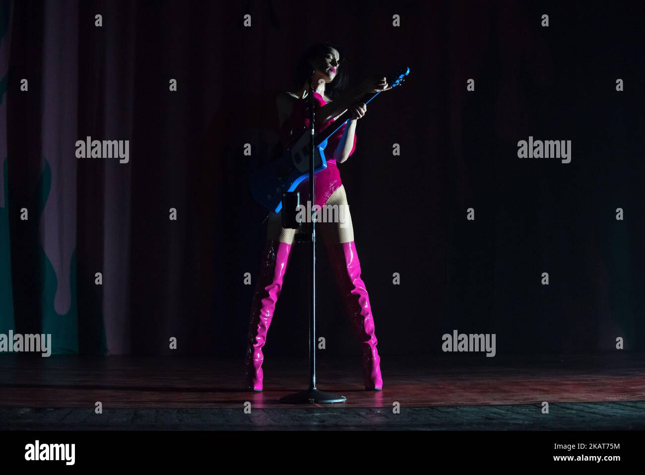 Le musicien américain St. Vincent joue en direct au O2 Academy Brixton ...