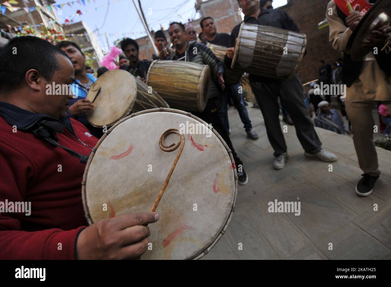 Les dévotés népalais jouant des tambours et des instruments ...
