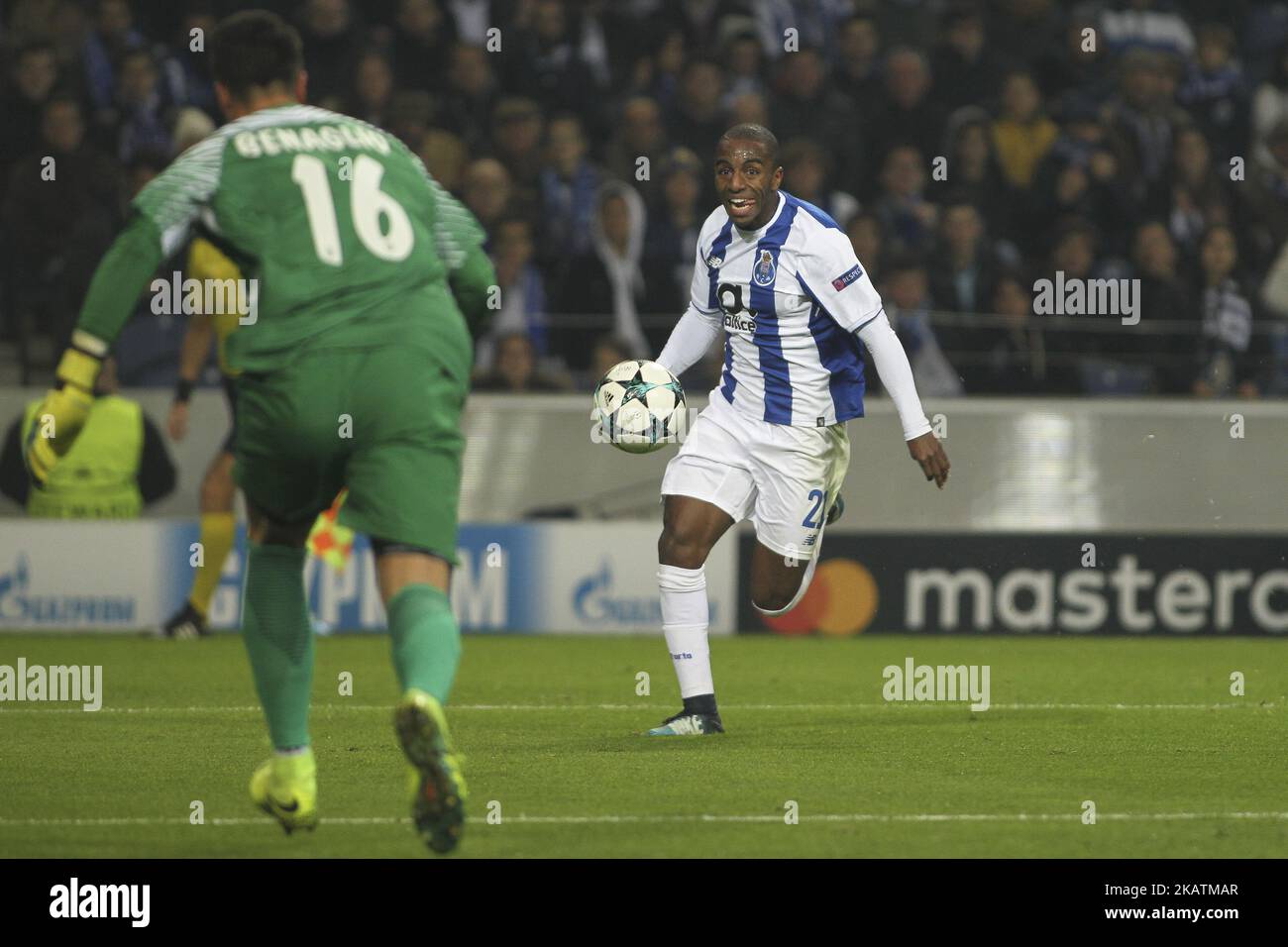 Le défenseur portugais de Porto Ricardo Pereira (R) lors du match G de ...