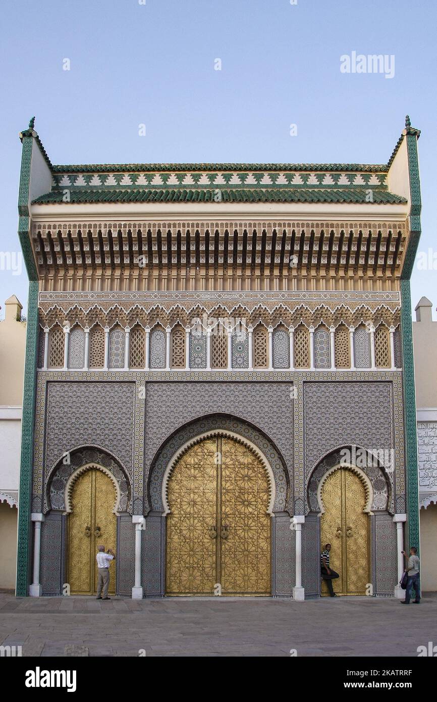 L'entrée avec les portes d'or dans l'ancien Palais Royal de Fès, Maroc ...