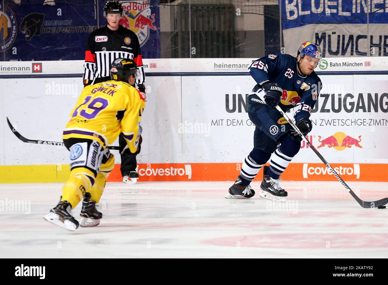 Christoph Gawlik de Krefeld Pinguine vies Derek Joslin de Red Bull ...