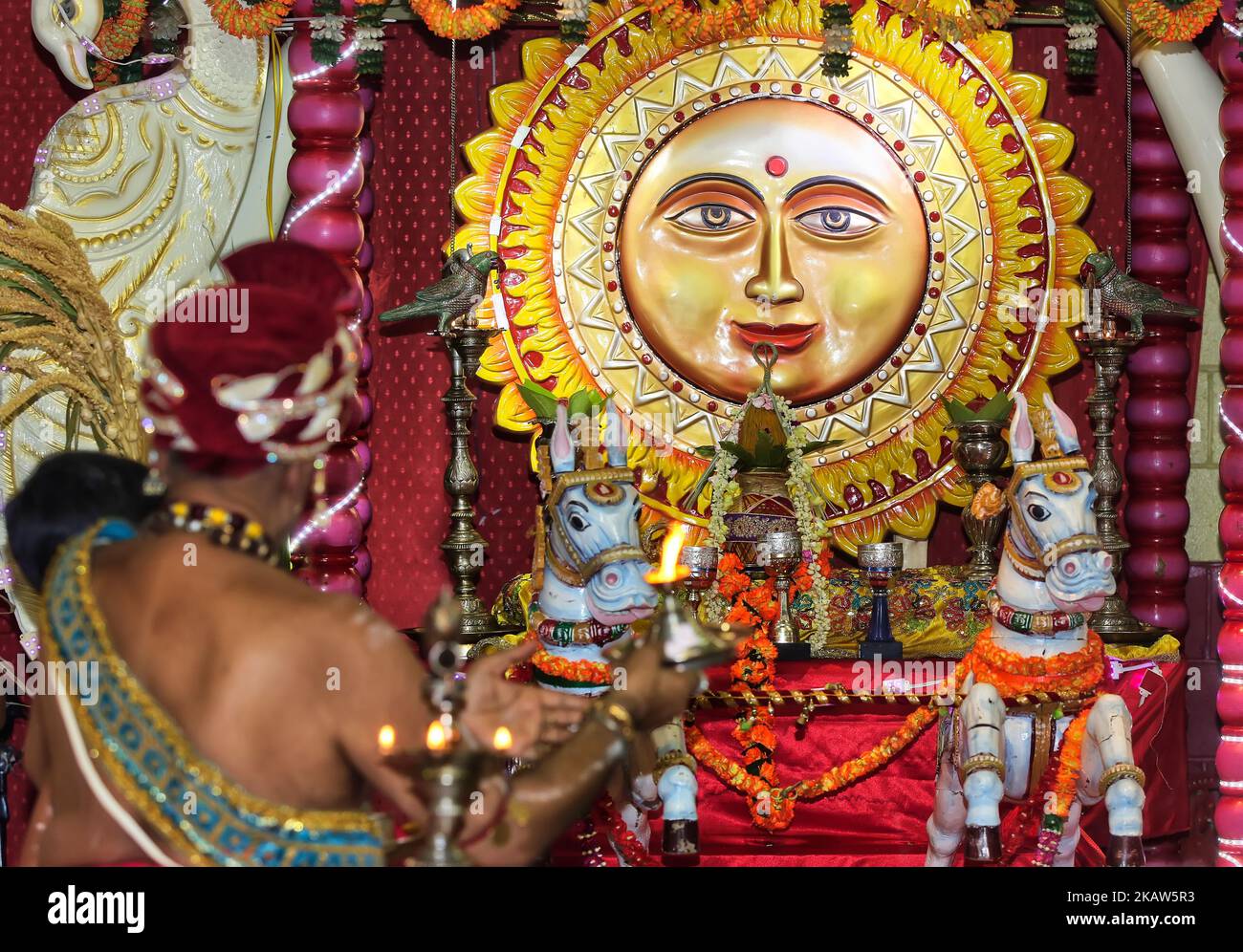 Le prêtre hindou tamoul fait des prières spéciales pour le Dieu du Soleil lors du Festival ...