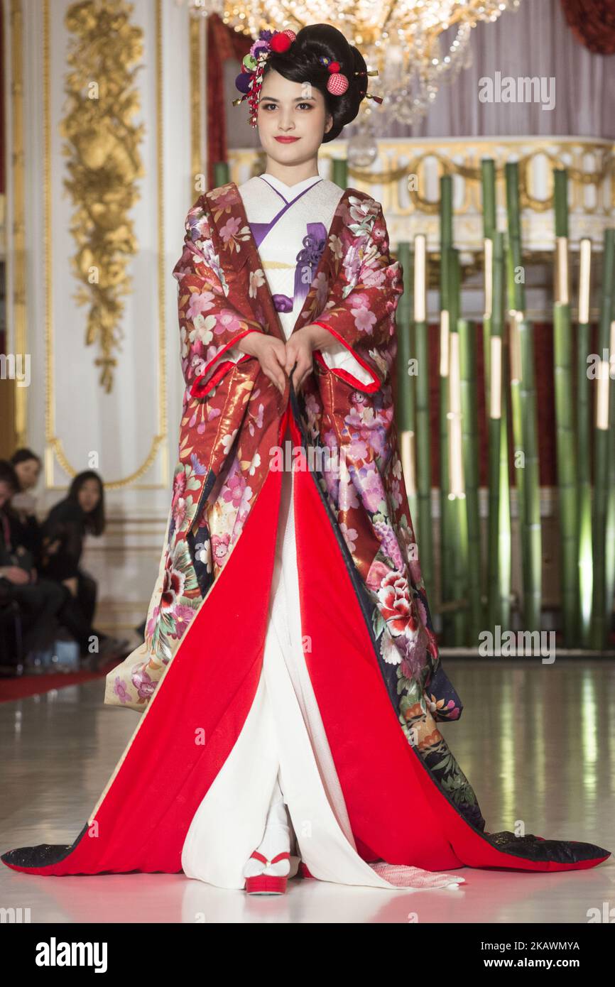 Un modèle réalise des créations du créateur de mode Yumi Katsura pour ...