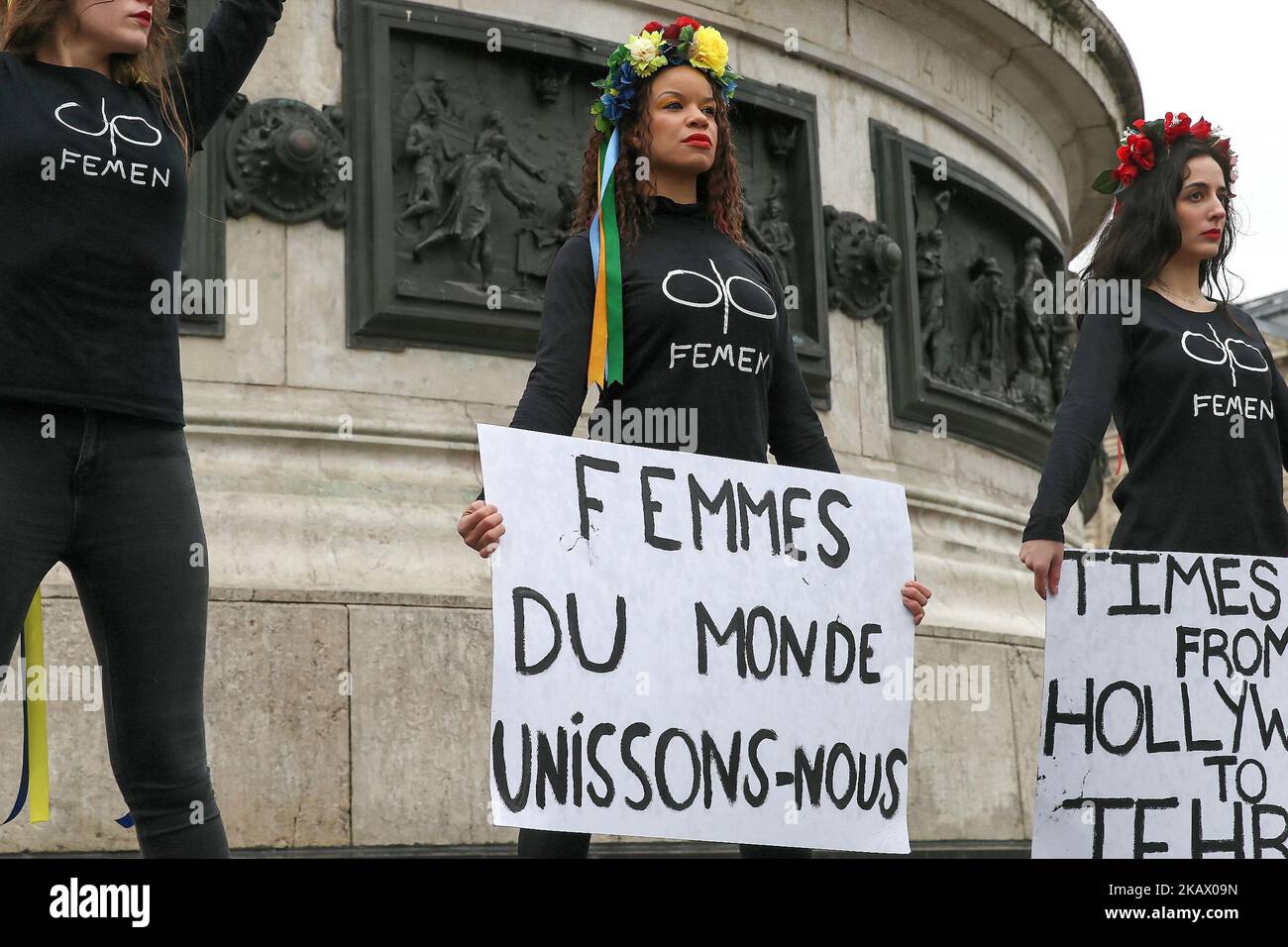 Des activistes du mouvement des droits des femmes Femen portent des ...