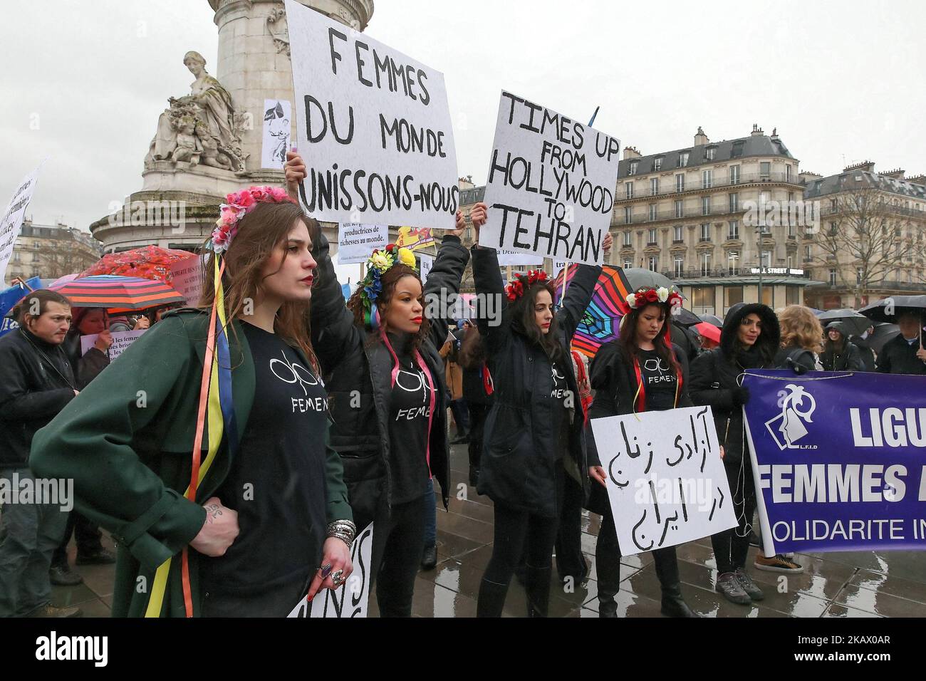 Des activistes du mouvement des droits des femmes Femen portent des ...
