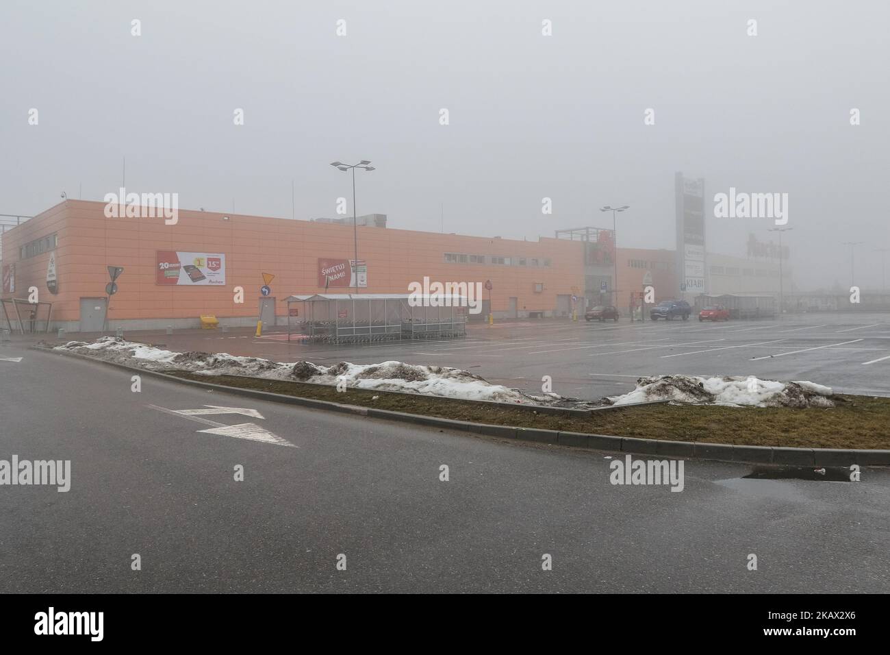 Le parc de stationnement vide du centre commercial Auchan est vu à ...