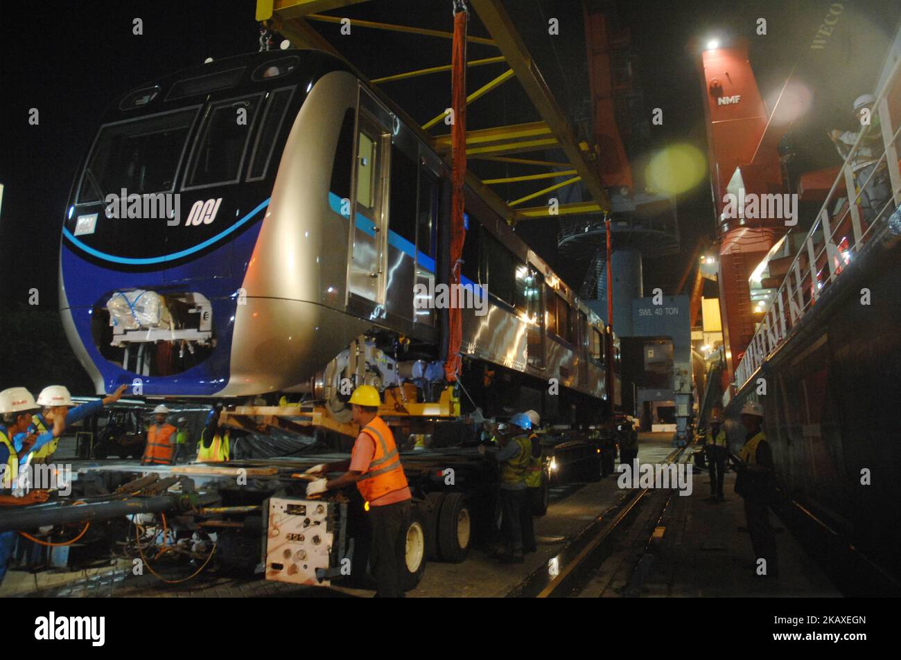 Les travailleurs ont pris le train de masse Rapid Transit (MRT) au quai ...