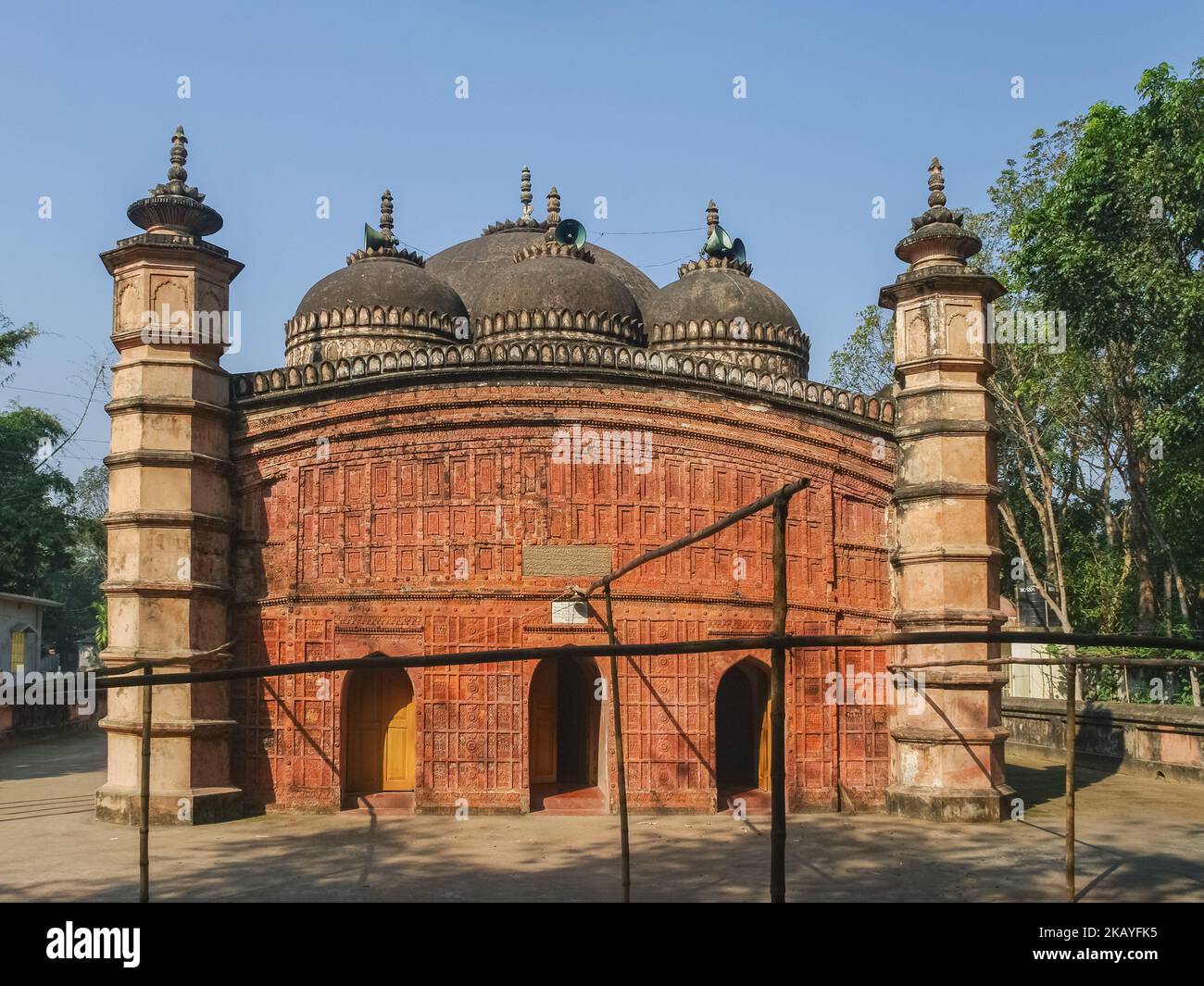 Vue sur le paysage de l'ancienne façade en terre cuite de la mosquée ...