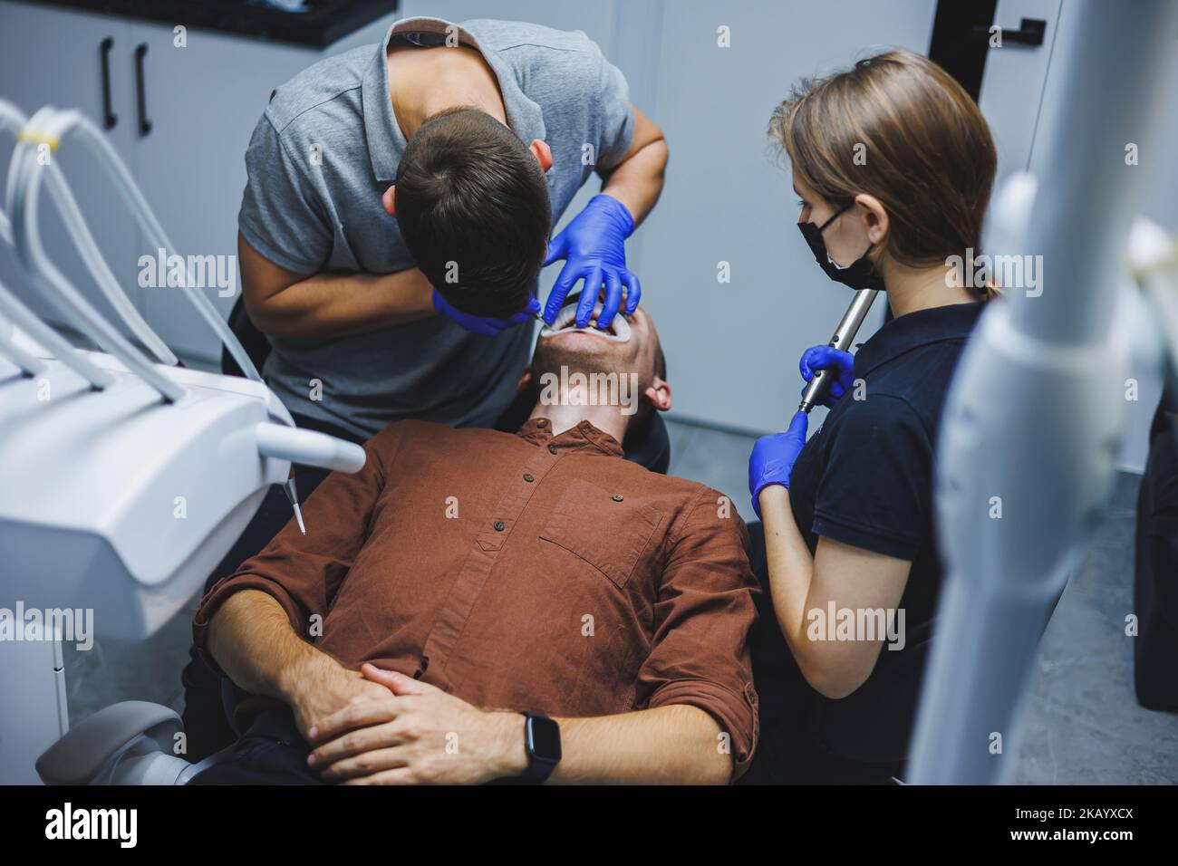 Traitement dentaire des dents. Un jeune homme sur rendez-vous d'un dentiste. Un médecin et un ...