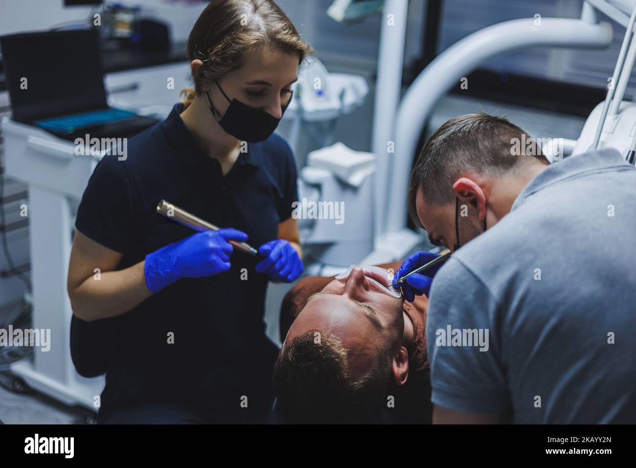Traitement dentaire des dents. Un jeune homme sur rendez-vous d'un dentiste. Un médecin et un ...