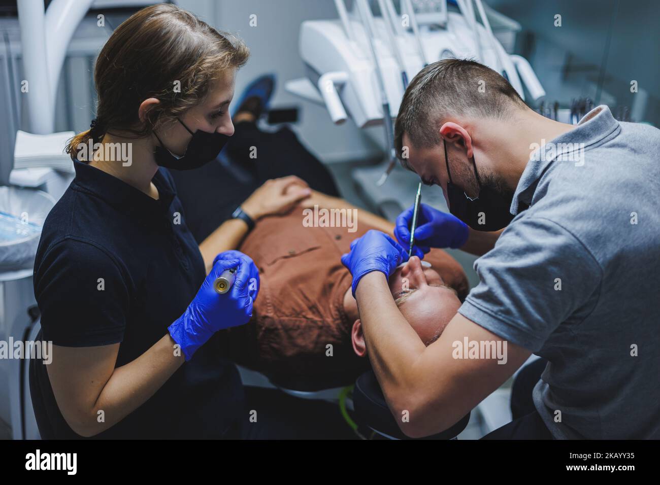 Traitement dentaire des dents. Un jeune homme sur rendez-vous d'un dentiste. Un médecin et un ...