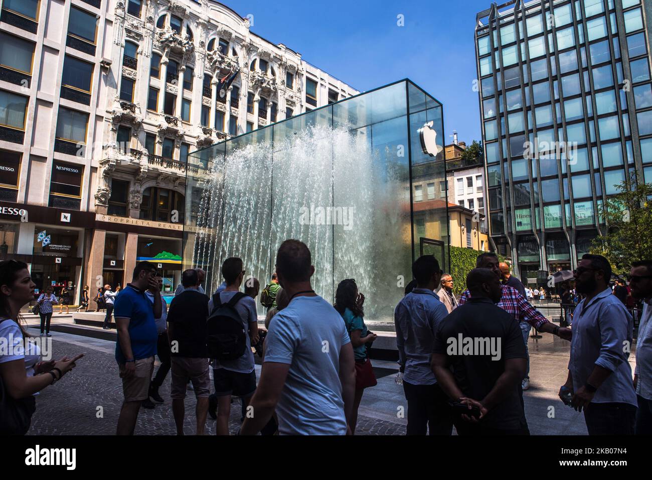 L'ouverture officielle du nouveau magasin Apple Store à Piazza Liberty ...
