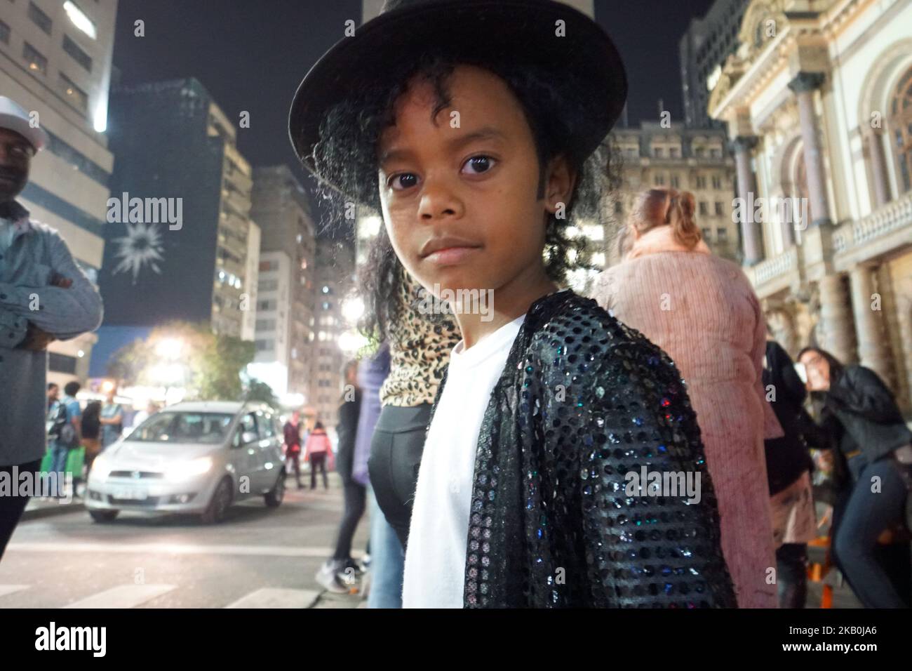 Fans du chanteur Michael Jackson flashmob sur les marches du théâtre ...