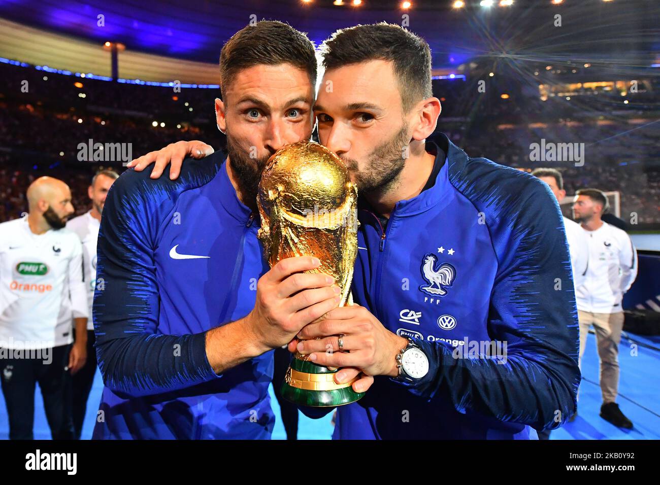Hugo Lloris, Olivier Giroud, de France, célèbre avec le trophée de la coupe du monde après la ...