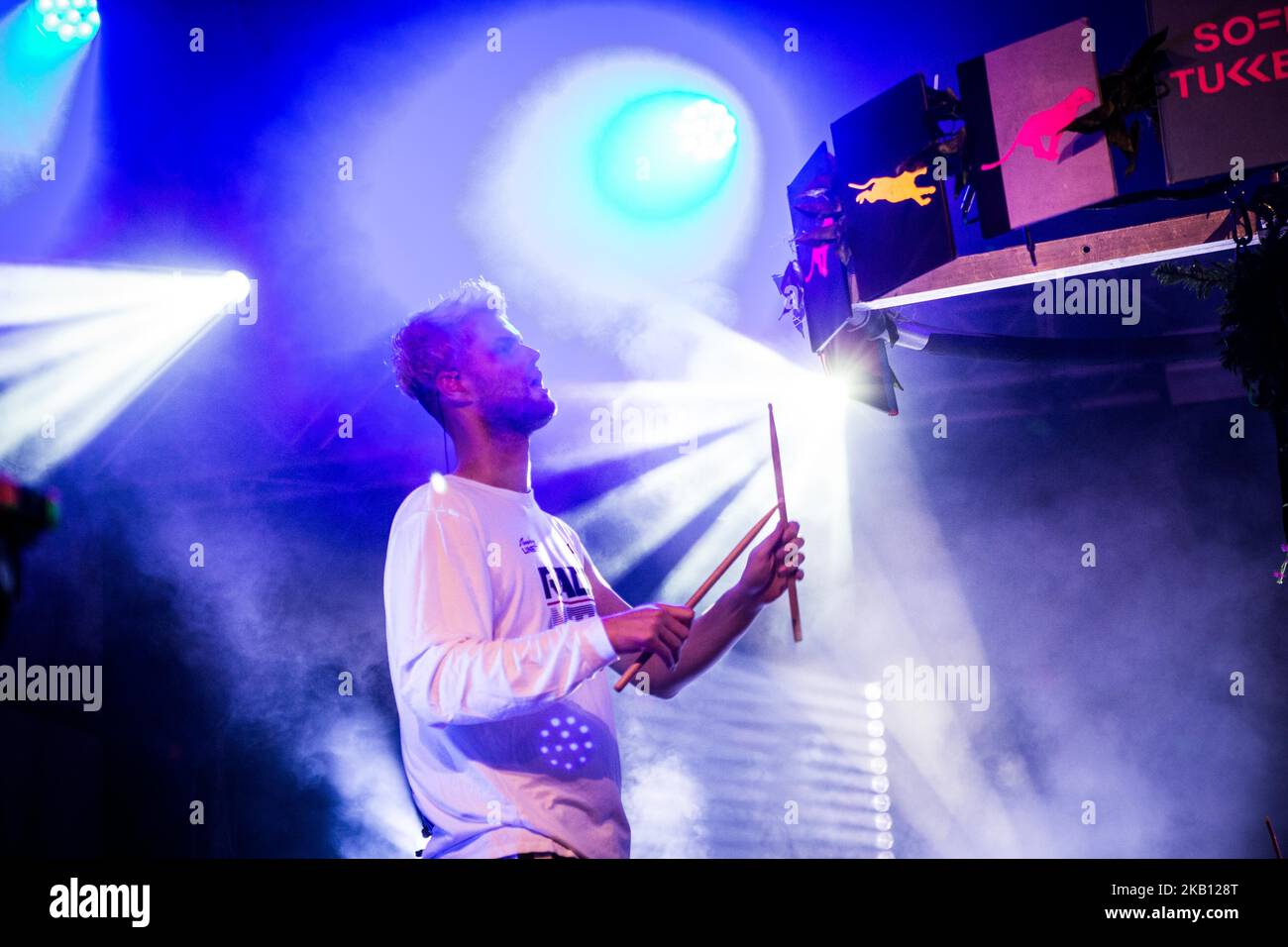 Tucker Halpern du duo musical américain Sofi Tukker se produit en ...