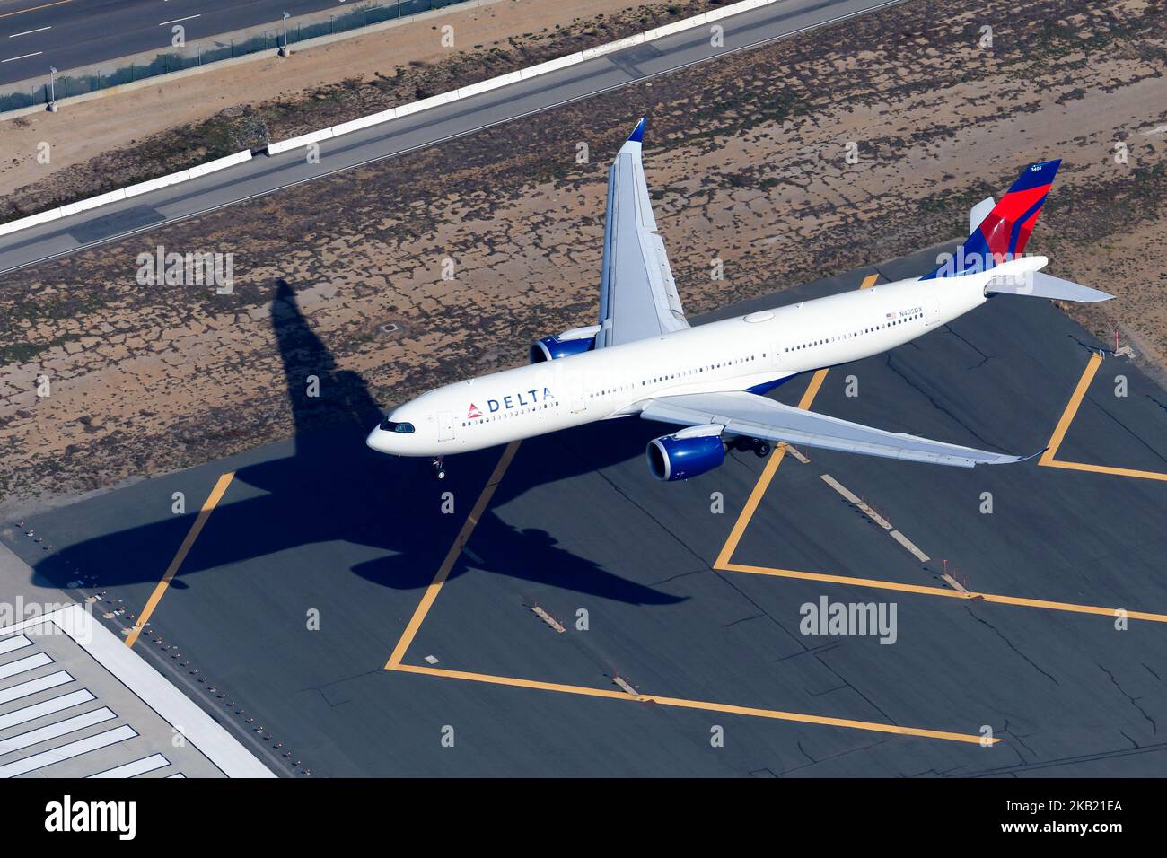 L'avion Airbus A330 de Delta Airlines est sur le point d'atterrir ...