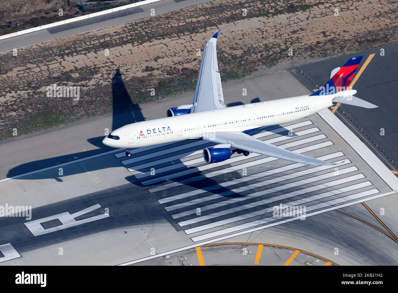 Airbus A330-900neo de Delta Airlines atterrissant sur la piste de l'aéroport LAX. L'avion Delta ...
