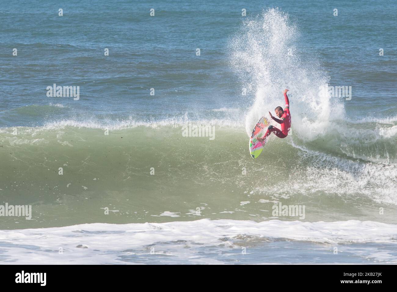 Le surfeur brésilien Filipe Toledo sur la vague. Avec la participation ...