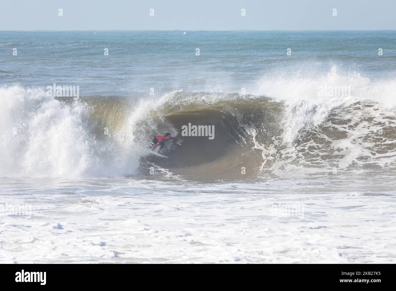 Le surfeur australien Julian Wilson sur la vague. Avec la participation ...