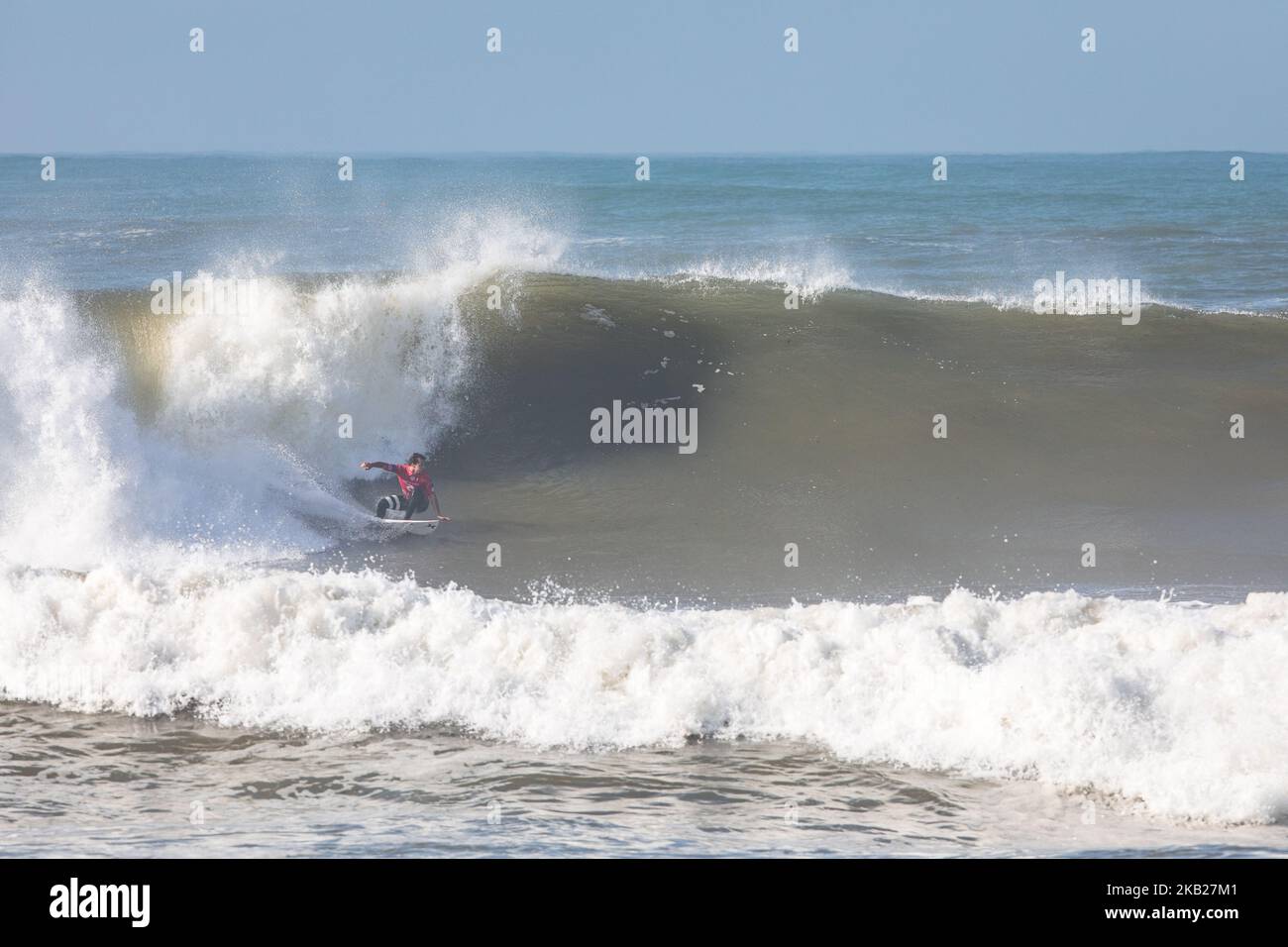 Le surfeur australien Julian Wilson sur la vague. Avec la participation ...