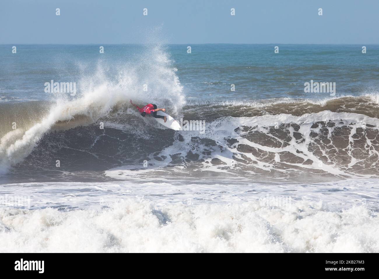 Le surfeur australien Julian Wilson sur la vague. Avec la participation ...