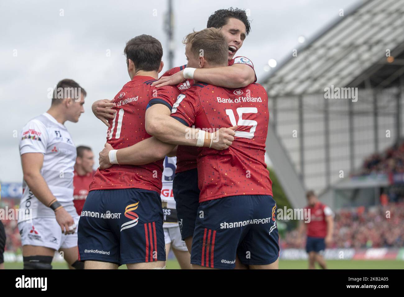 Mike Haley, de Munster, célèbre son score avec Joey Carbery et Darren ...