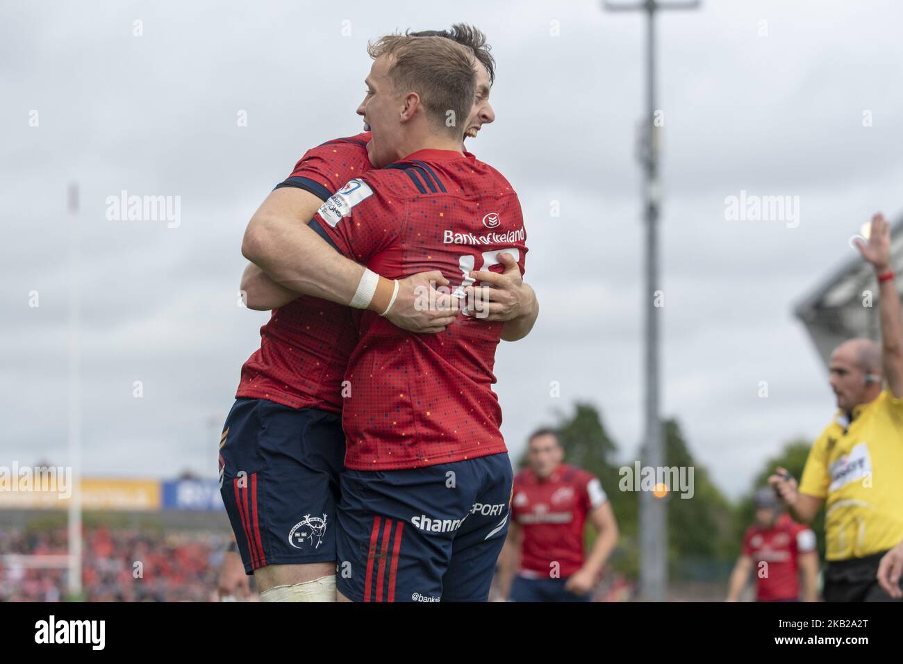 Mike Haley de Munster célèbre son score avec Darren Sweetnam lors du ...