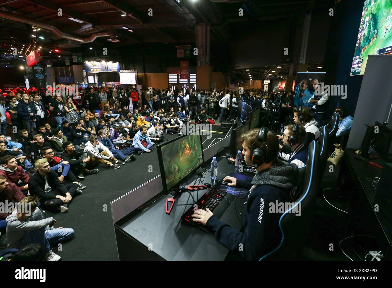 Les gamers jouent à des jeux vidéo à 26 octobre 2018, lors de l ...