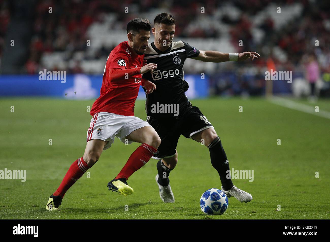 Pizzi de Benfica (L) vies pour le ballon avec Dusan Tadic d'Ajax (R ... Pizzi de Benfica (L) vies pour le ballon avec Dusan Tadic d'Ajax (R ...