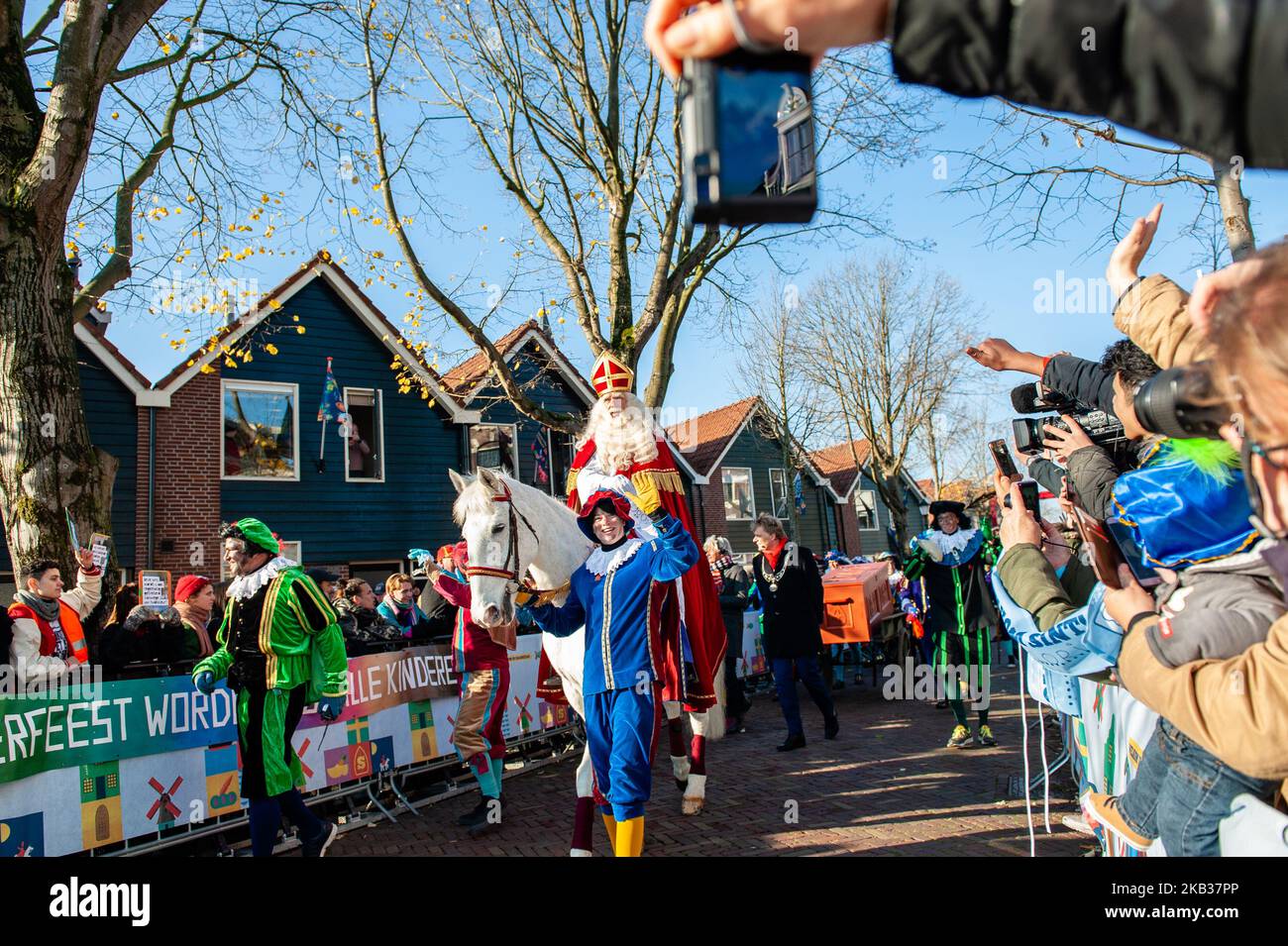 Sinterklaas (St. Nicholas) arrive en bateau à vapeur en grande fanfare ...