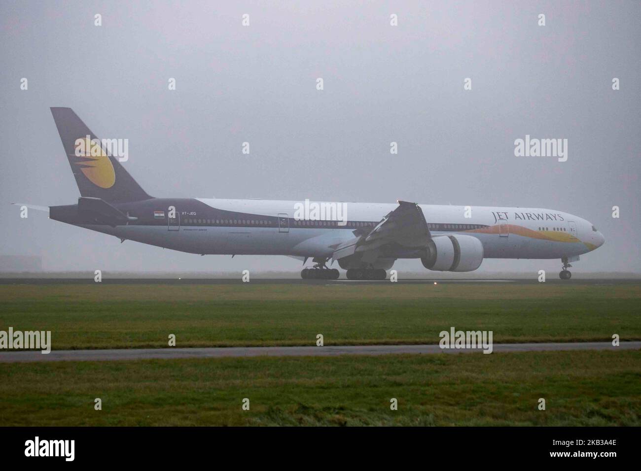 Jet Airways Boeing 777-300 dans la brume de l'aéroport international d ...