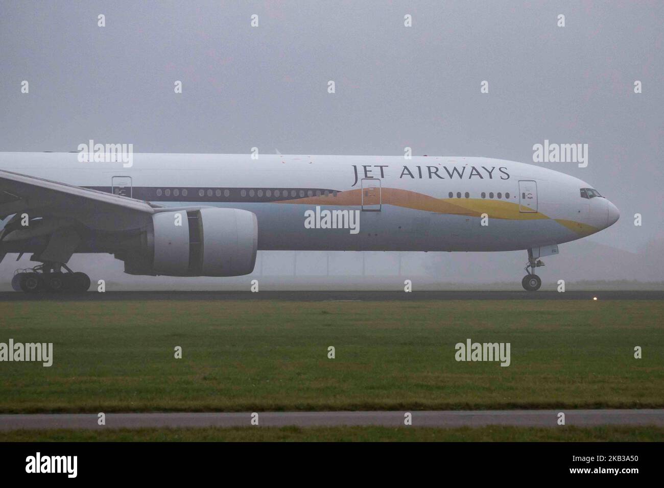 Jet Airways Boeing 777-300 dans la brume de l'aéroport international d ...