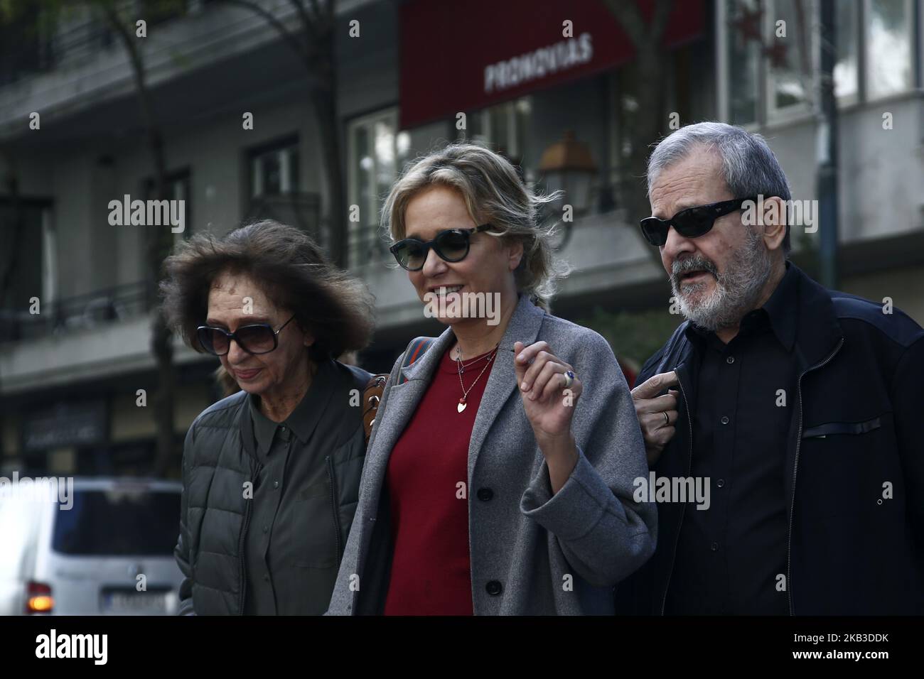 L'actrice et réalisatrice italienne Valeria Golino (C) avec sa mère et ...