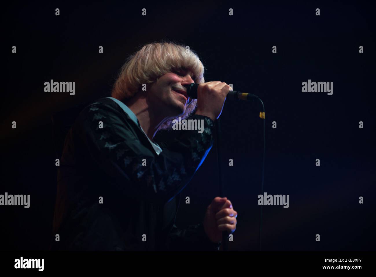 Le groupe de rock anglais The Charlatans se présente en direct au ...