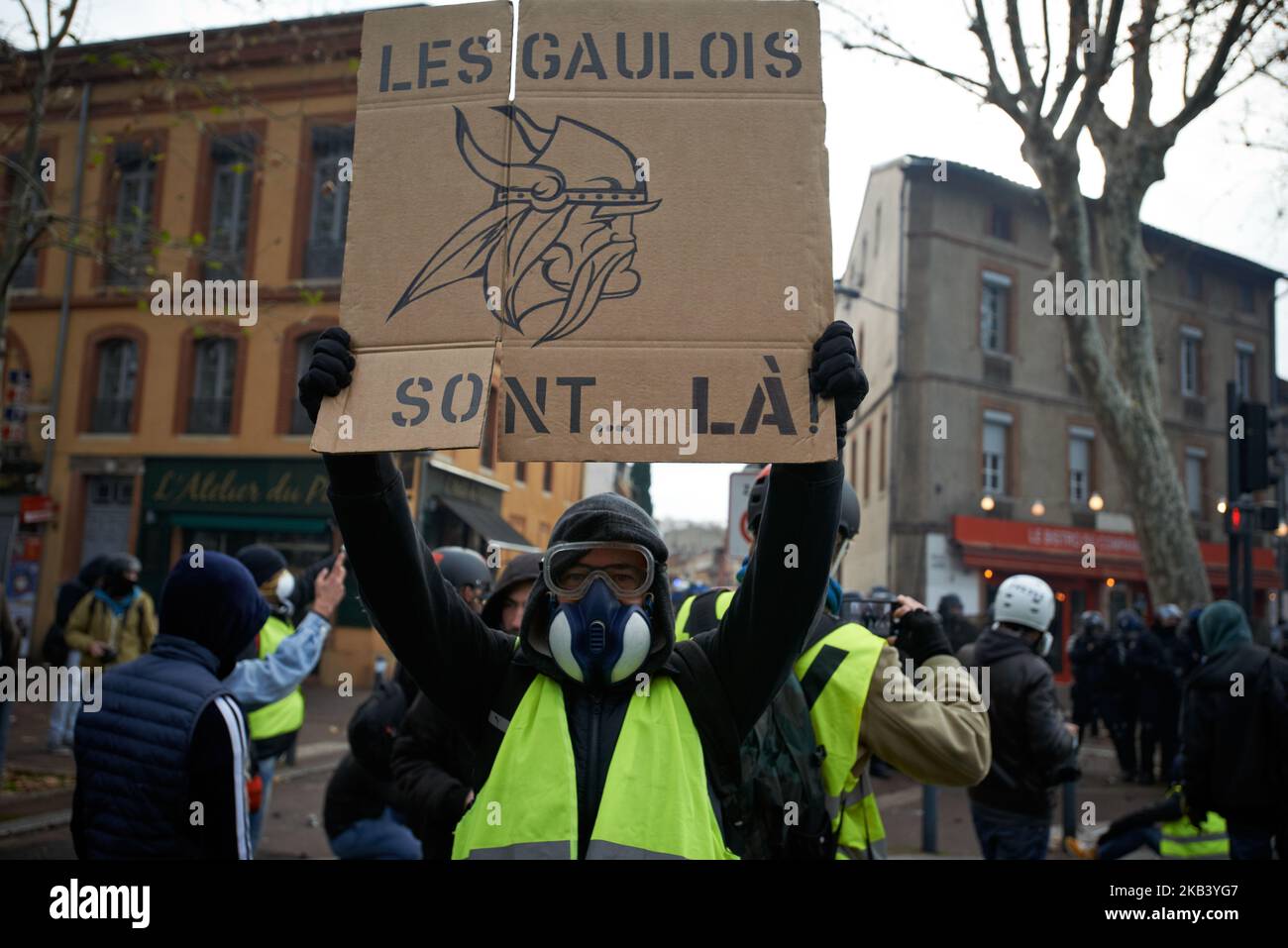 Un maillot de corps jaune contient un dessin indiquant « Gallics are ...