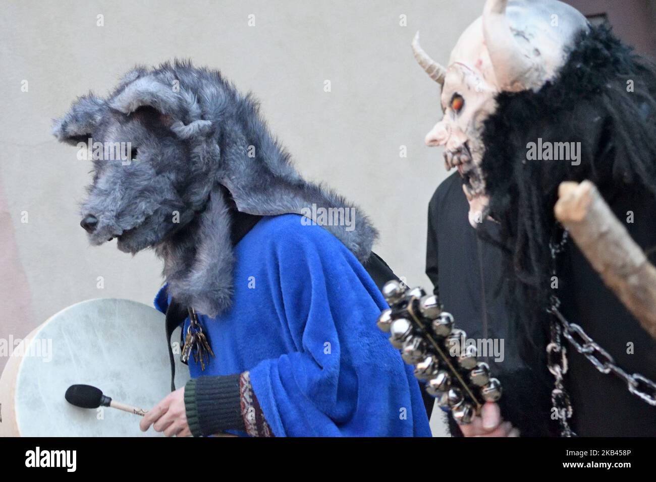 Les personnes vêtues de costumes Krampus corned participent à la ...