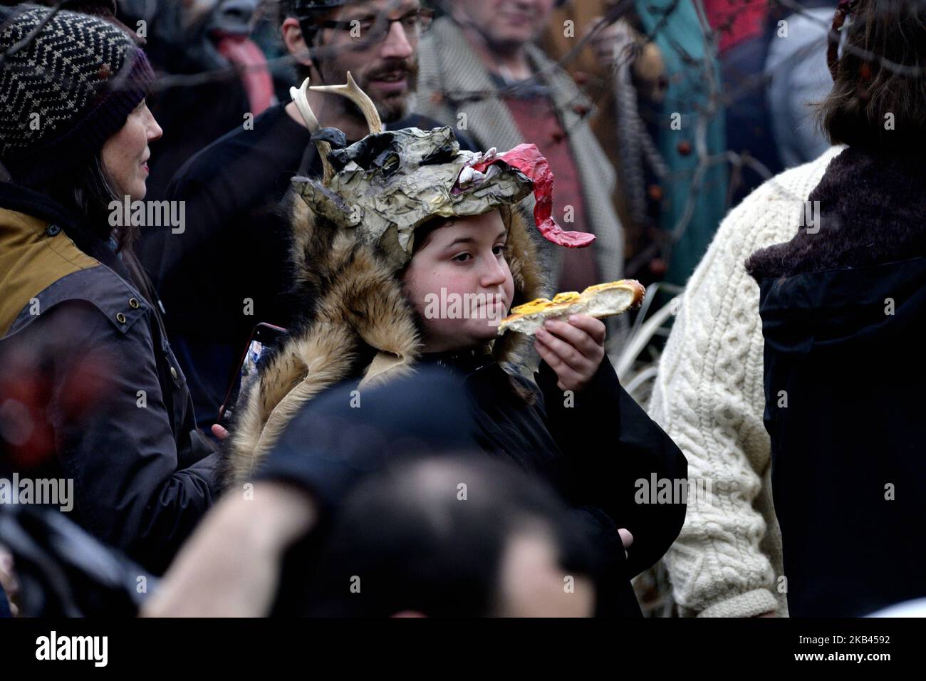 Les personnes vêtues de costumes Krampus corned participent à la ...