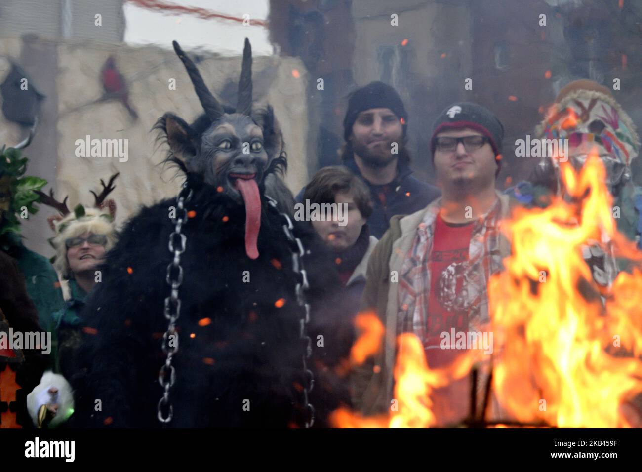 Les personnes en costume se rassemblent autour d'un feu de joie lors de ...
