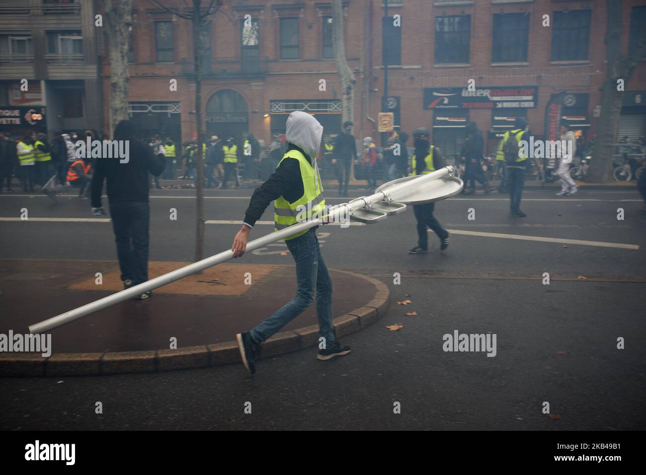 Les manifestants tentent de construire une barricade. L'Acte VI a ...