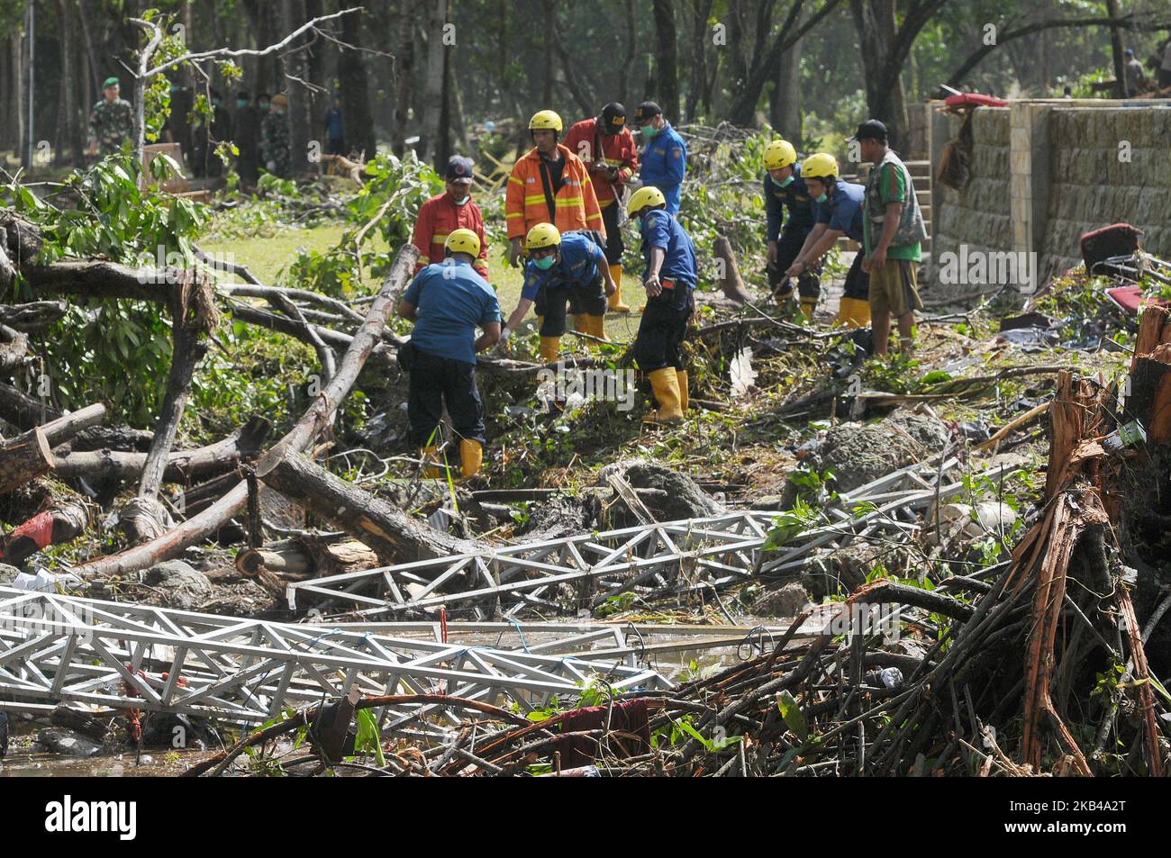 TANJUNG LESUNG, BANTEN, INDONÉSIE, DEC- 24 : soldats et sauveteurs ...