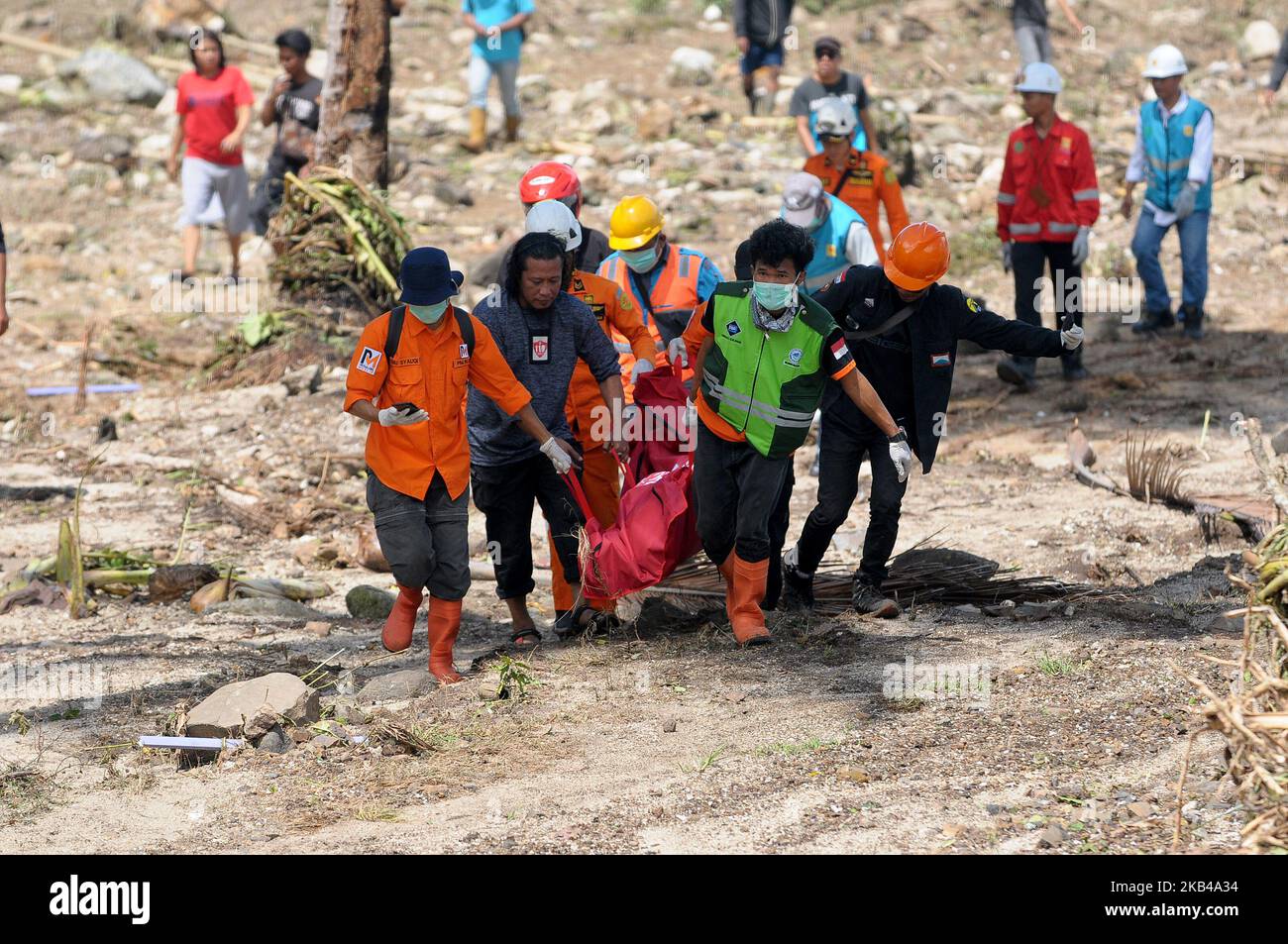 Bodies of victims of tsunami Banque de photographies et d’images à ...