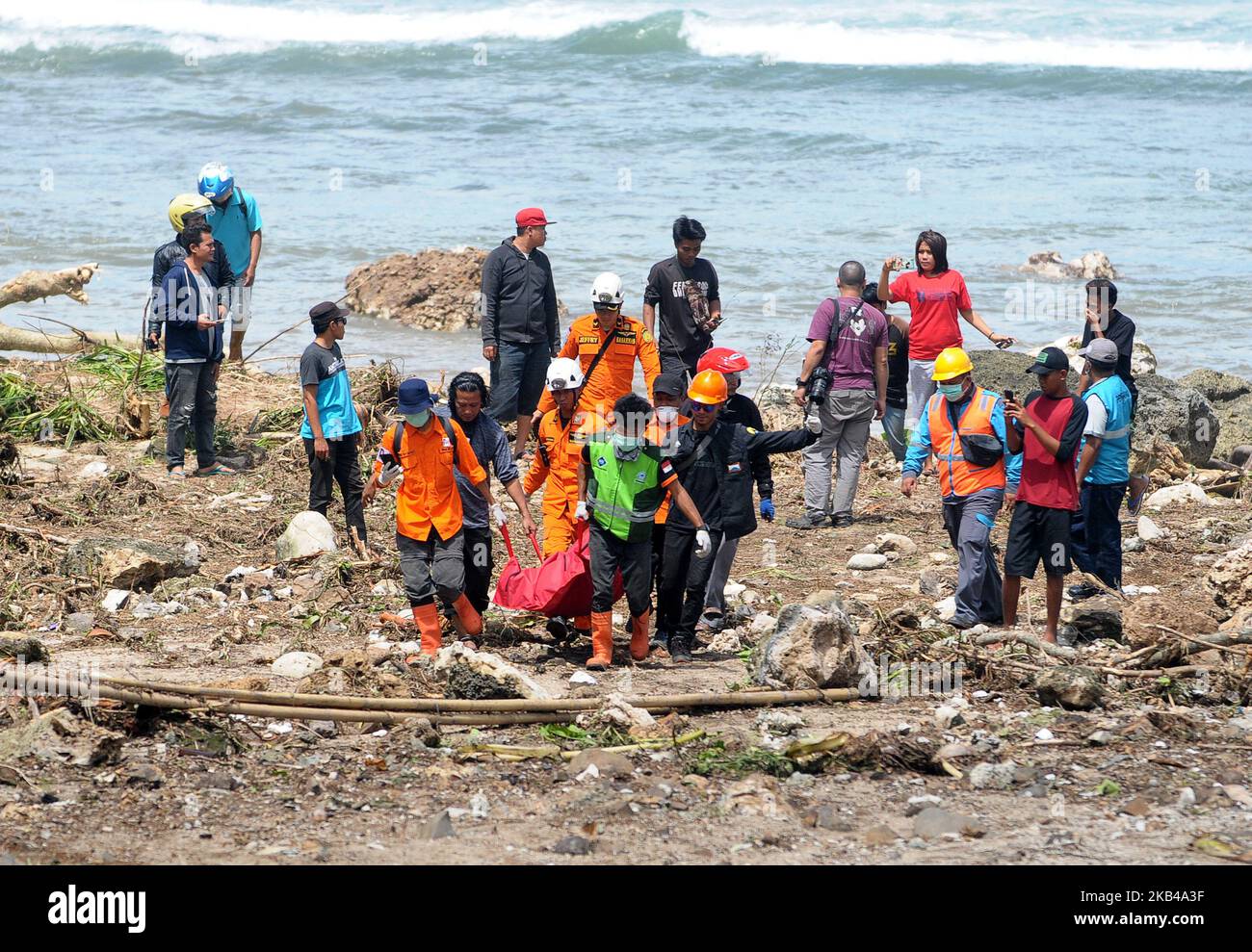 Les sauveteurs portent les cadavres de victimes du tsunami à la station ...