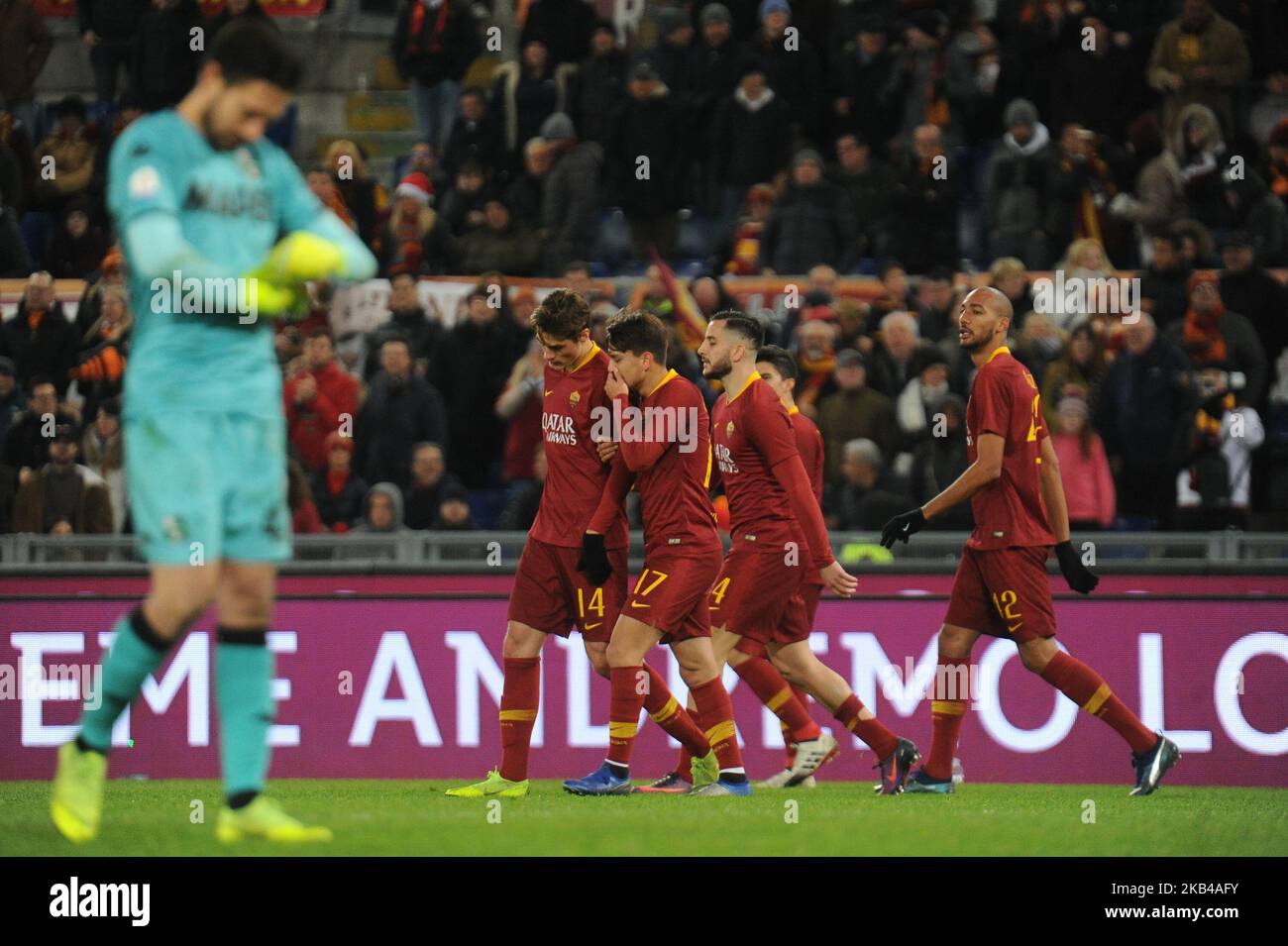 Patrick Schick avec les coéquipiers de AS Roma célèbre après avoir ...